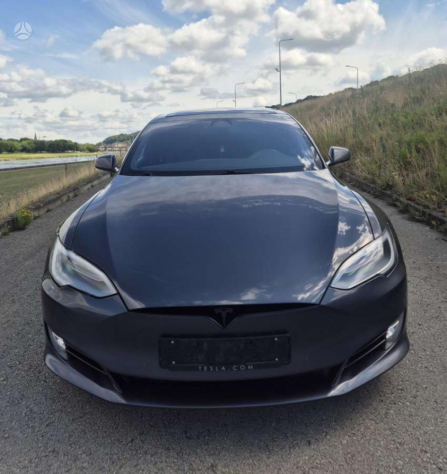 Grey Tesla Model S 2017 in Kaunas, with an engine capacity of 0.00 L and mileage of 147 thousand km for 17999 €, photo 3 on AUTOMOTO.COM.LV