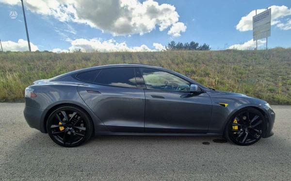 Grey Tesla Model S 2017 in Kaunas, with an engine capacity of 0.00 L and mileage of 147 thousand km for 17999 €, photo 4 on AUTOMOTO.COM.LV