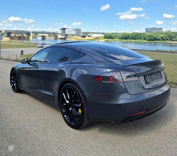 Grey Tesla Model S 2017 in Kaunas, with an engine capacity of 0.00 L and mileage of 147 thousand km for 17999 €, photo 6 on AUTOMOTO.COM.LV