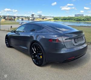 Grey Tesla Model S 2017 in Kaunas, with an engine capacity of 0.00 L and mileage of 147 thousand km for 17999 €, photo 7 on AUTOMOTO.COM.LV