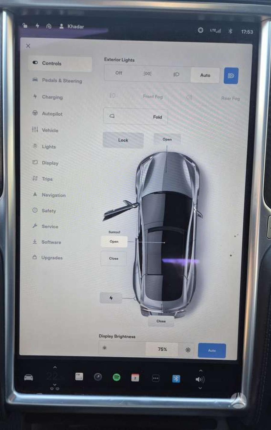 Grey Tesla Model S 2017 in Kaunas, with an engine capacity of 0.00 L and mileage of 147 thousand km for 17999 €, photo 37 on AUTOMOTO.COM.LV