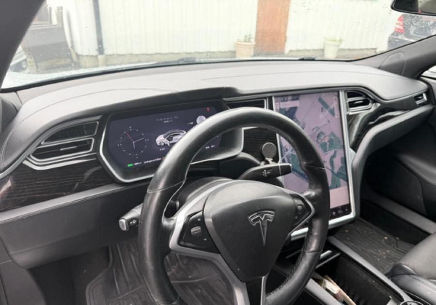 Grey Tesla Model S 2017 in Tallinn, with an engine capacity of 0.00 L and mileage of 249 thousand km for 15700 €, photo 6 on AUTOMOTO.COM.LV