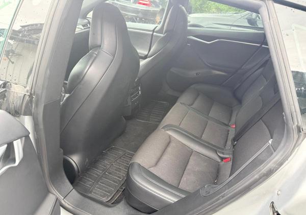 Pelēks Tesla Model S 2017 Tallina, ar dzinēja tilpumu 0.00 L un nobraukumu 249 tūkst. km par 15700 €, foto 7 vietnē AUTOMOTO.COM.LV