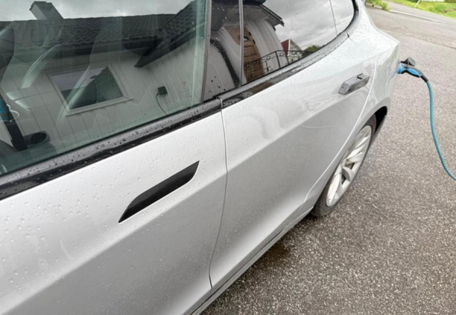 Grey Tesla Model S 2017 in Tallinn, with an engine capacity of 0.00 L and mileage of 249 thousand km for 15700 €, photo 12 on AUTOMOTO.COM.LV