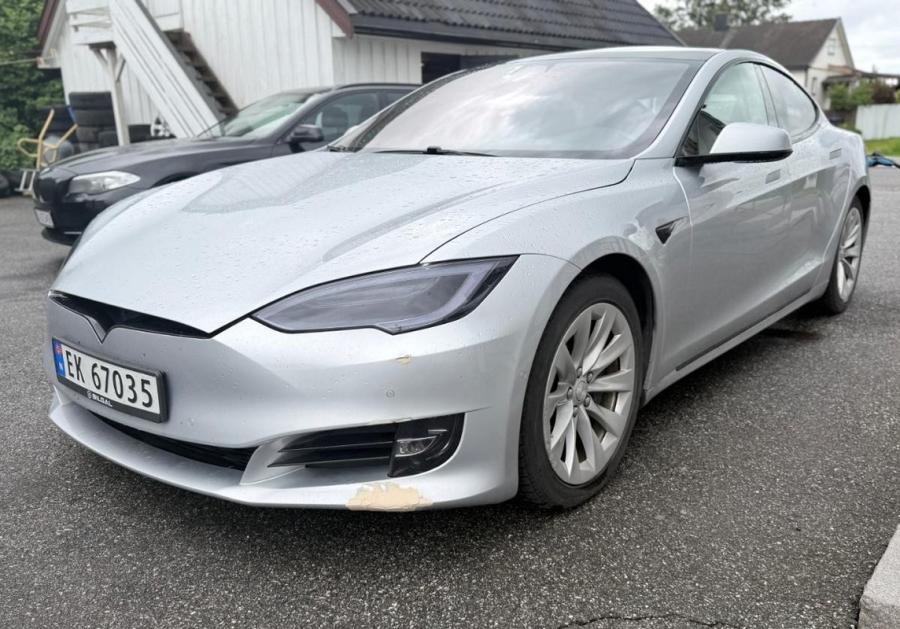 Grey Tesla Model S 2017 in Tallinn, with an engine capacity of 0.00 L and mileage of 249 thousand km for 15700 €, photo 15 on AUTOMOTO.COM.LV