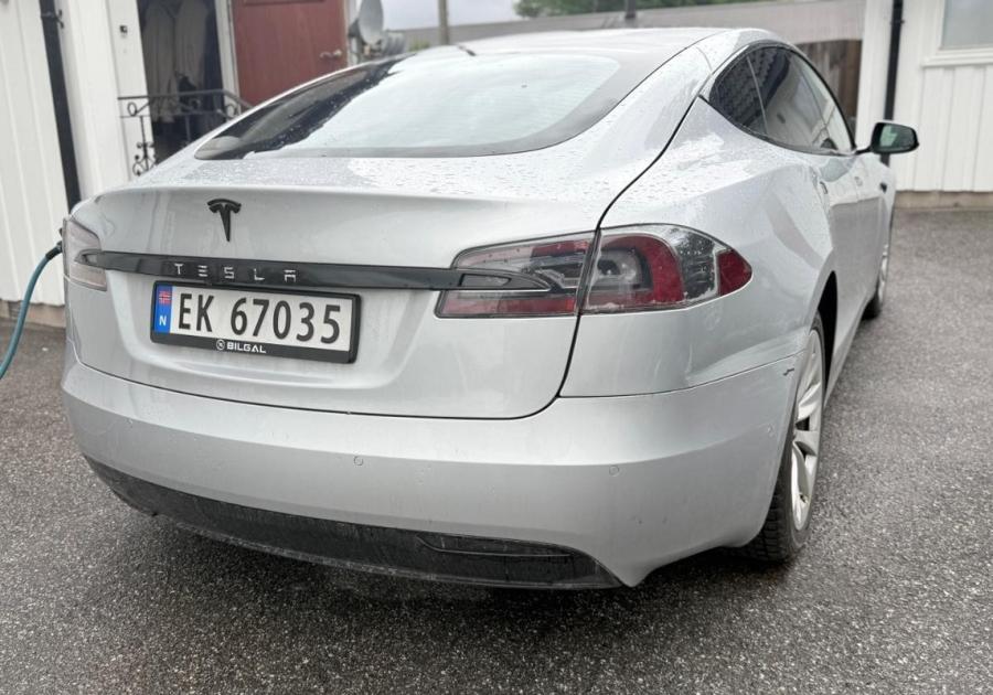 Grey Tesla Model S 2017 in Tallinn, with an engine capacity of 0.00 L and mileage of 249 thousand km for 15700 €, photo 17 on AUTOMOTO.COM.LV