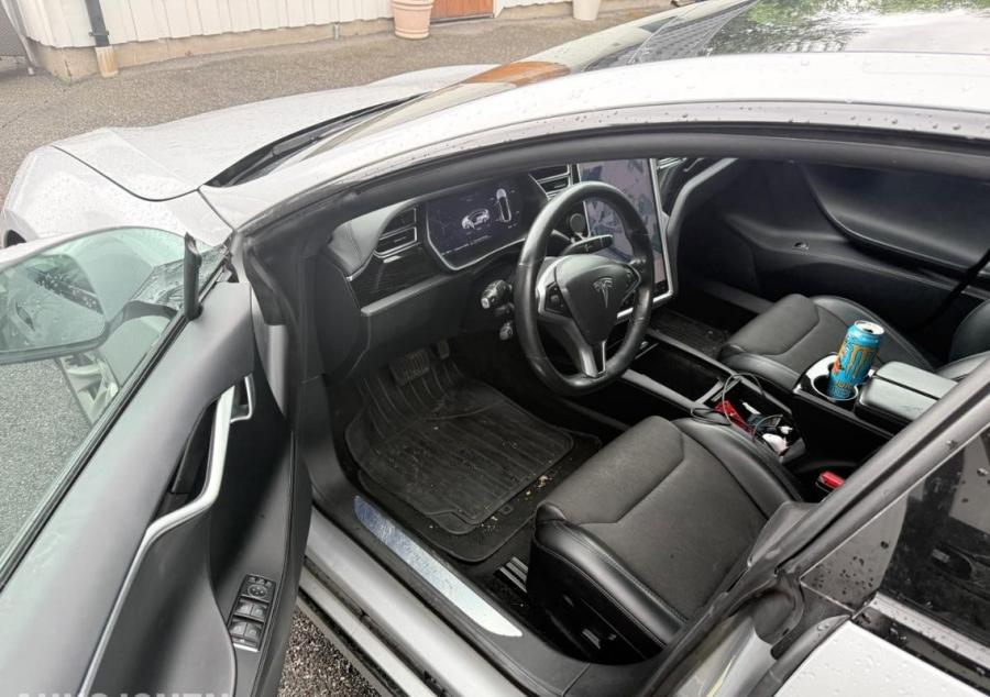 Grey Tesla Model S 2017 in Tallinn, with an engine capacity of 0.00 L and mileage of 249 thousand km for 15700 €, photo 20 on AUTOMOTO.COM.LV