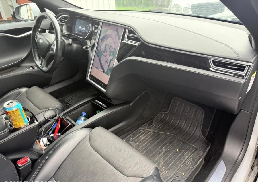 Grey Tesla Model S 2017 in Tallinn, with an engine capacity of 0.00 L and mileage of 249 thousand km for 15700 €, photo 22 on AUTOMOTO.COM.LV