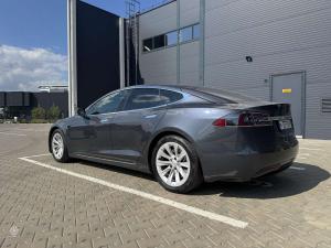 Grey Tesla Model S 2017 in Kaunas, with an engine capacity of 0.00 L and mileage of 230 thousand km for 22000 €, photo 7 on AUTOMOTO.COM.LV