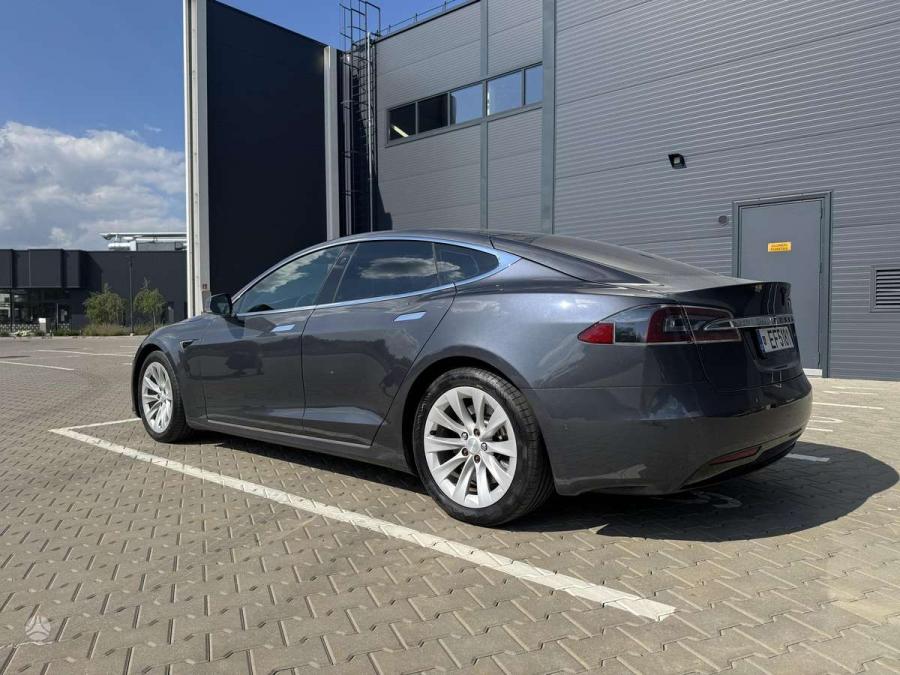 Grey Tesla Model S 2017 in Kaunas, with an engine capacity of 0.00 L and mileage of 230 thousand km for 22000 €, photo 7 on AUTOMOTO.COM.LV