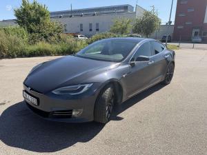 Pelēks Tesla Model S 2017 Alīta, ar dzinēja tilpumu 0.00 L un nobraukumu 210 tūkst. km par 16000 €, foto 3 vietnē AUTOMOTO.COM.LV