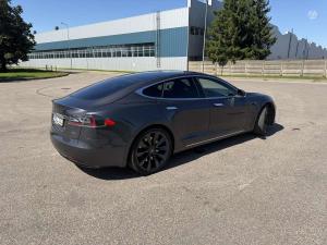 Pelēks Tesla Model S 2017 Alīta, ar dzinēja tilpumu 0.00 L un nobraukumu 210 tūkst. km par 16000 €, foto 4 vietnē AUTOMOTO.COM.LV
