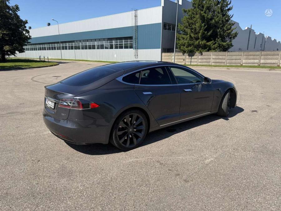 Pelēks Tesla Model S 2017 Alīta, ar dzinēja tilpumu 0.00 L un nobraukumu 210 tūkst. km par 16000 €, foto 4 vietnē AUTOMOTO.COM.LV