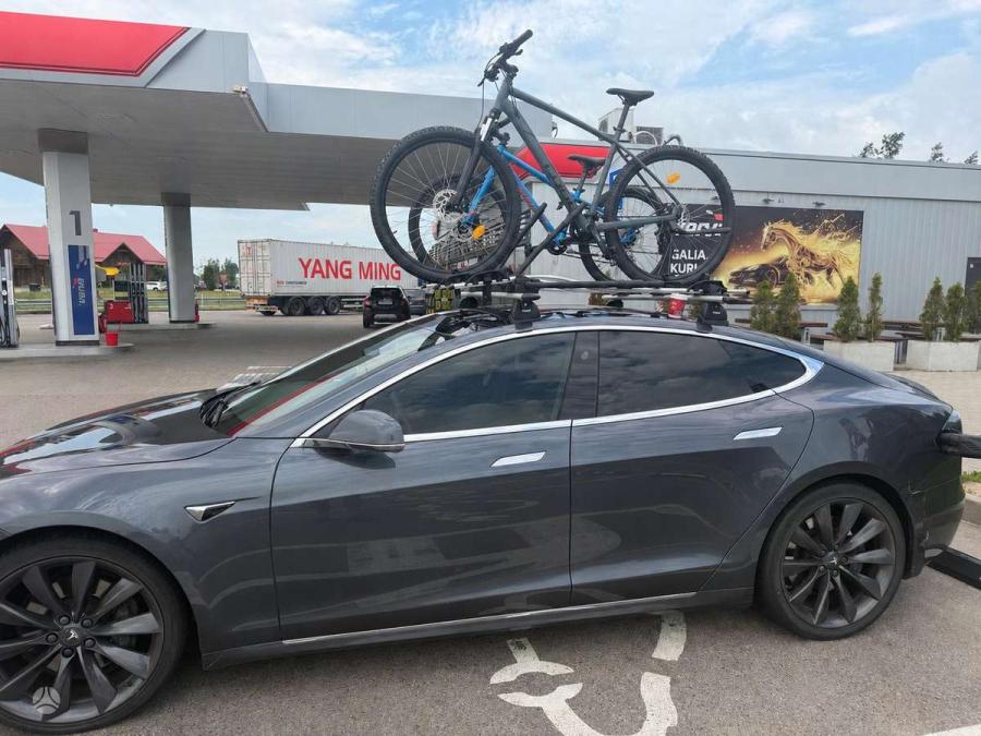 Pelēks Tesla Model S 2017 Alīta, ar dzinēja tilpumu 0.00 L un nobraukumu 210 tūkst. km par 16000 €, foto 6 vietnē AUTOMOTO.COM.LV