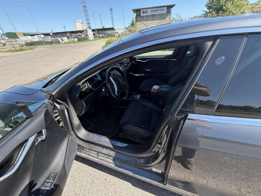 Pelēks Tesla Model S 2017 Alīta, ar dzinēja tilpumu 0.00 L un nobraukumu 210 tūkst. km par 16000 €, foto 7 vietnē AUTOMOTO.COM.LV
