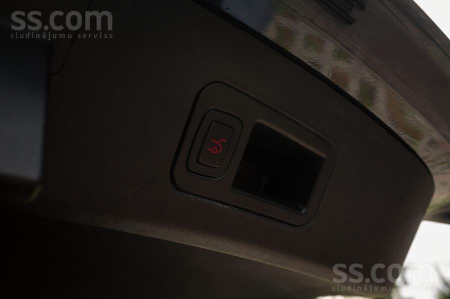Grey Tesla Model S 2017 in Jelgava, with an engine capacity of 0.00 L and mileage of 188 thousand km for 17900 €, photo 19 on AUTOMOTO.COM.LV