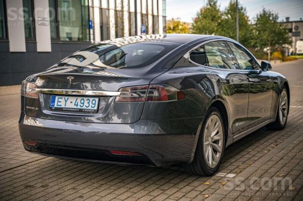 Pelēks Tesla Model S 2017 Rīga, ar dzinēja tilpumu 0.00 L un nobraukumu 98 tūkst. km par 19990 €, foto 5 vietnē AUTOMOTO.COM.LV