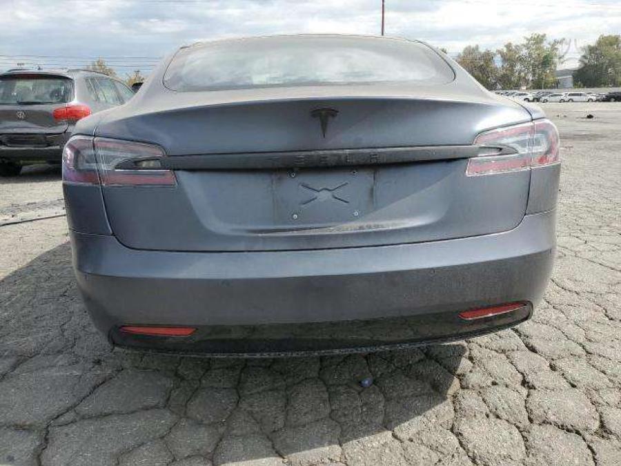 Grey Tesla Model S 2018 in Klaipeda, with an engine capacity of 0.00 L and mileage of 94 thousand km for 13900 €, photo 6 on AUTOMOTO.COM.LV