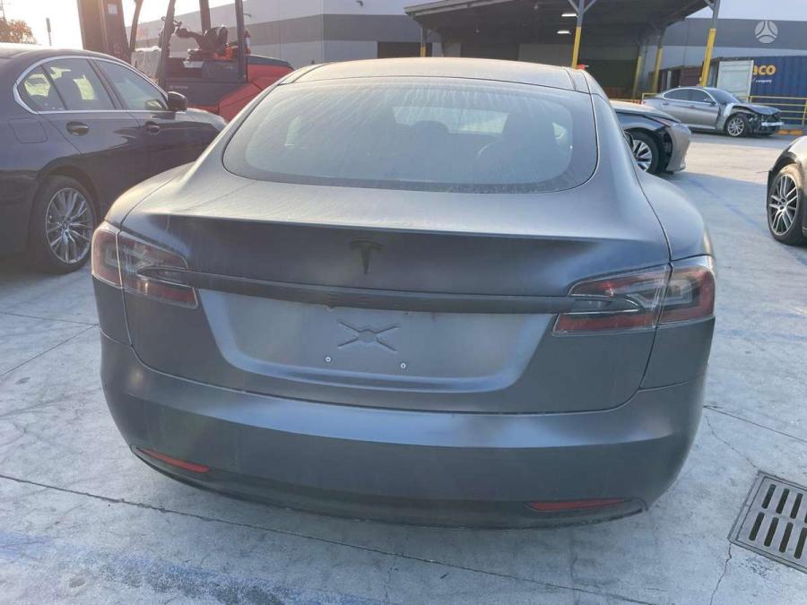 Grey Tesla Model S 2018 in Klaipeda, with an engine capacity of 0.00 L and mileage of 94 thousand km for 13900 €, photo 16 on AUTOMOTO.COM.LV