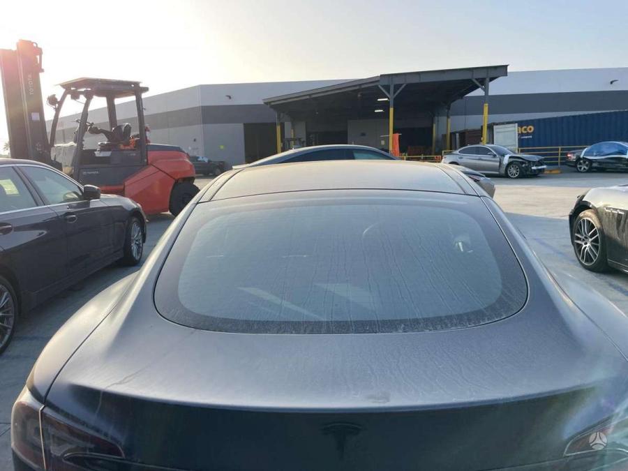 Grey Tesla Model S 2018 in Klaipeda, with an engine capacity of 0.00 L and mileage of 94 thousand km for 13900 €, photo 18 on AUTOMOTO.COM.LV