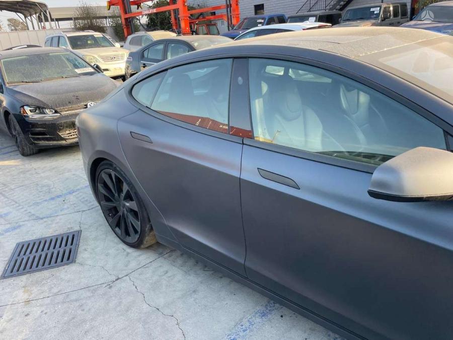 Grey Tesla Model S 2018 in Klaipeda, with an engine capacity of 0.00 L and mileage of 94 thousand km for 13900 €, photo 22 on AUTOMOTO.COM.LV