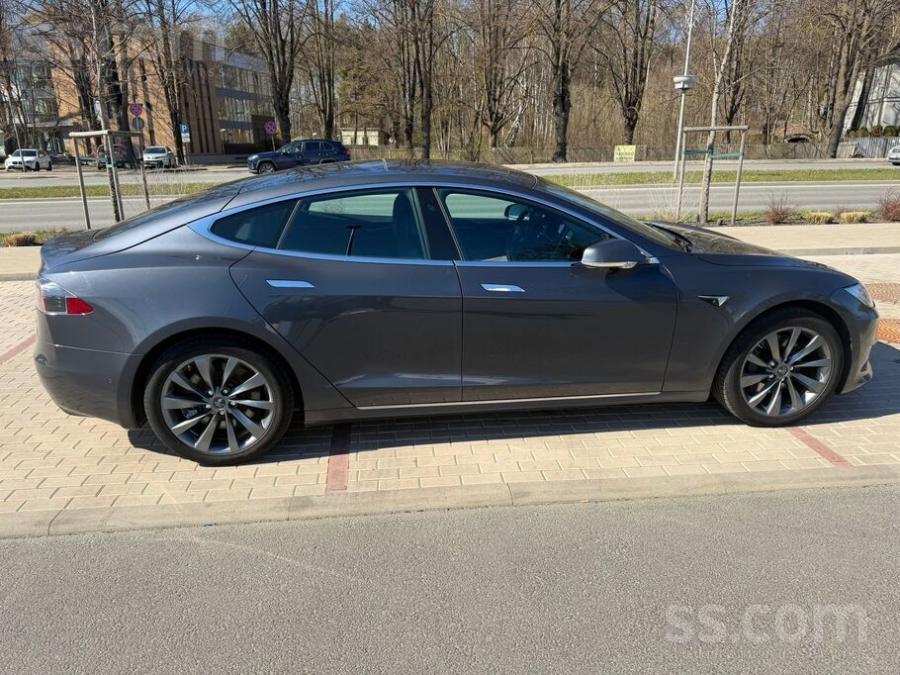 Pelēks Tesla Model S 2018 Rīga, ar dzinēja tilpumu 0.00 L un nobraukumu 172 tūkst. km par 19999 €, foto 4 vietnē AUTOMOTO.COM.LV
