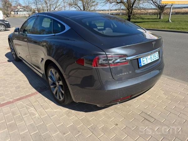 Grey Tesla Model S 2018 in Riga, with an engine capacity of 0.00 L and mileage of 172 thousand km for 19999 €, photo 4 on AUTOMOTO.COM.LV