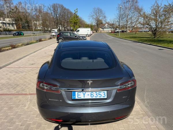 Grey Tesla Model S 2018 in Riga, with an engine capacity of 0.00 L and mileage of 172 thousand km for 19999 €, photo 5 on AUTOMOTO.COM.LV