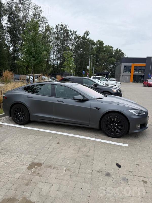 Grey Tesla Model S 2018 in Riga, with an engine capacity of 0.00 L and mileage of 120 thousand km for 25000 €, photo 3 on AUTOMOTO.COM.LV
