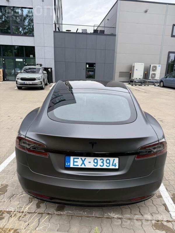 Grey Tesla Model S 2018 in Riga, with an engine capacity of 0.00 L and mileage of 120 thousand km for 25000 €, photo 4 on AUTOMOTO.COM.LV