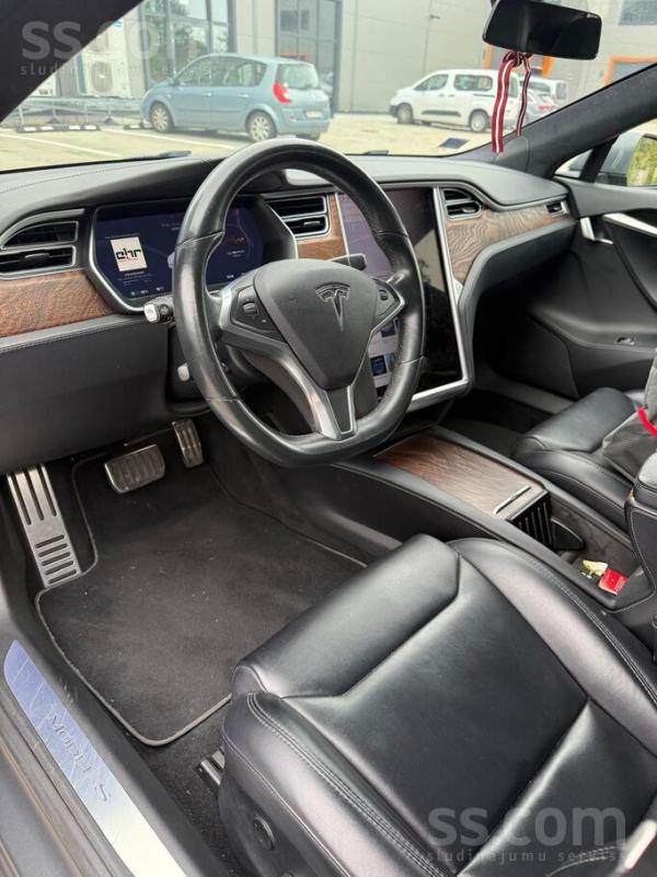 Grey Tesla Model S 2018 in Riga, with an engine capacity of 0.00 L and mileage of 120 thousand km for 25000 €, photo 5 on AUTOMOTO.COM.LV