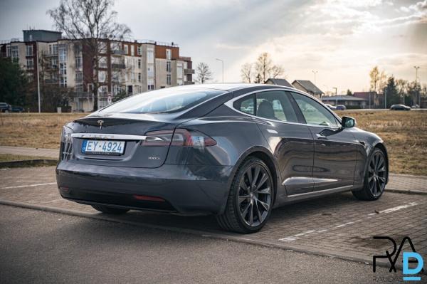 Grey Tesla Model S 2019 in Riga, with an engine capacity of 0.00 L and mileage of 172 thousand km for 25990 €, photo 3 on AUTOMOTO.COM.LV