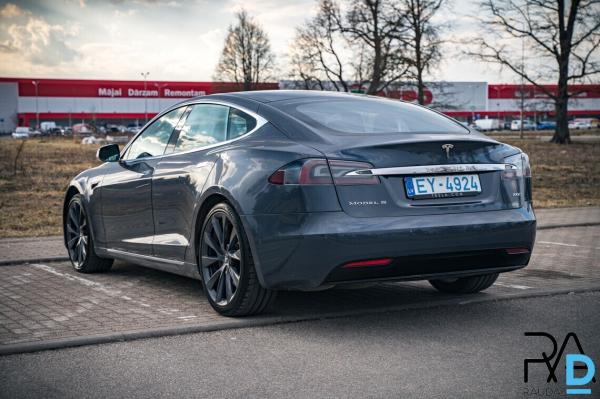 Grey Tesla Model S 2019 in Riga, with an engine capacity of 0.00 L and mileage of 172 thousand km for 25990 €, photo 4 on AUTOMOTO.COM.LV