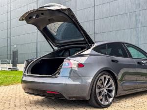 Grey Tesla Model S 2019 in Riga, with an engine capacity of 0.00 L and mileage of 129 thousand km for 34990 €, photo 12 on AUTOMOTO.COM.LV