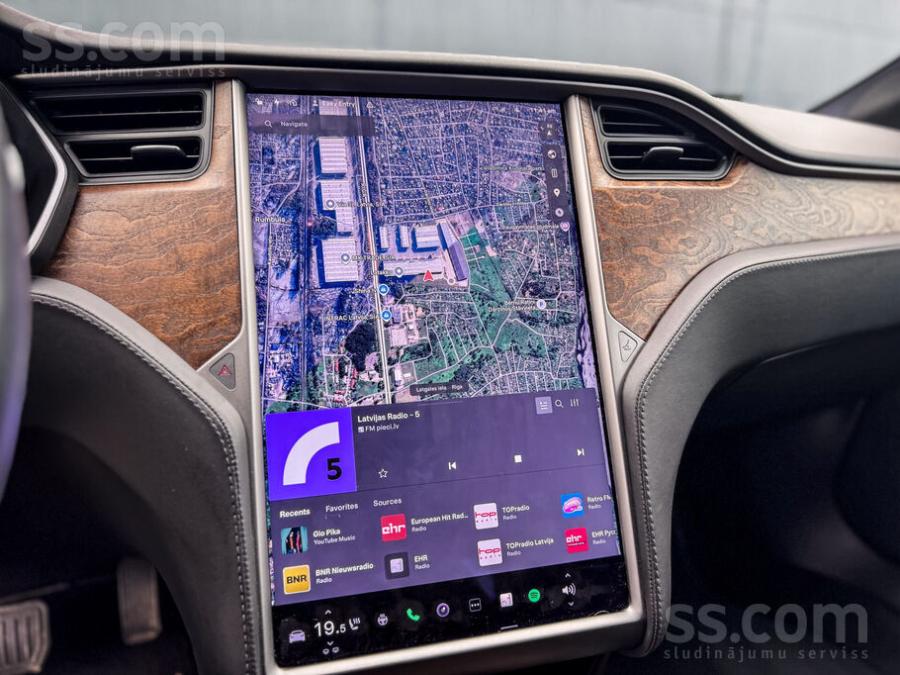 Grey Tesla Model S 2019 in Riga, with an engine capacity of 0.00 L and mileage of 129 thousand km for 34990 €, photo 19 on AUTOMOTO.COM.LV