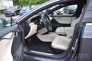 Grey Tesla Model S 2020 in Riga, with an engine capacity of 0.00 L and mileage of 102 thousand km for 26000 €, photo 4 on AUTOMOTO.COM.LV