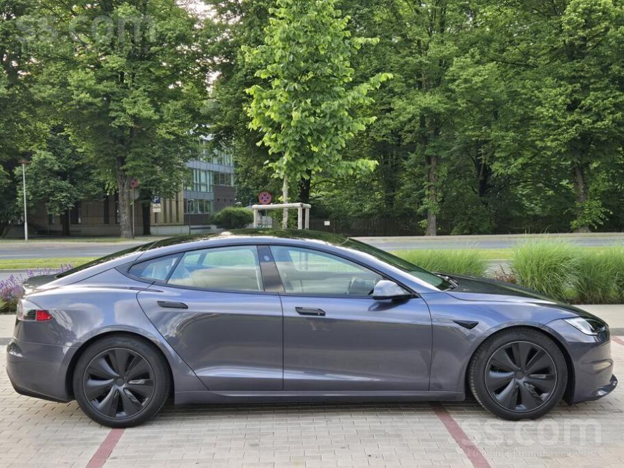 Grey Tesla Model S 2022 in Jurmala, with an engine capacity of 0.00 L and mileage of 32 thousand km for 55990 €, photo 4 on AUTOMOTO.COM.LV