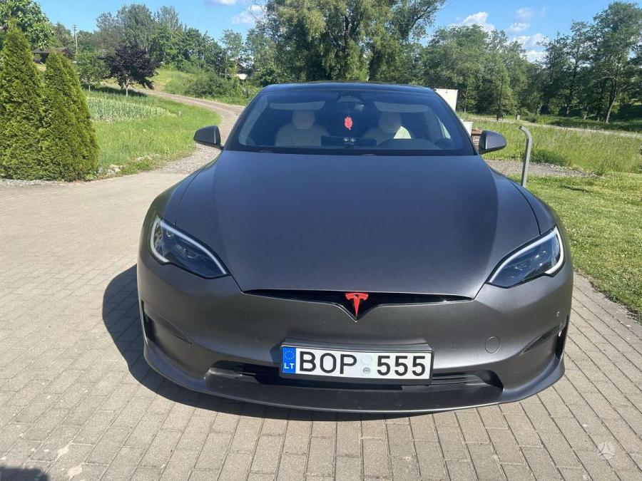 Серый Тесла Модель С 2023 в Алитус, объемом двигателя 0.00 л и пробегом 60 тыс. км за 42000 €, фото 1 на AUTOMOTO.COM.LV