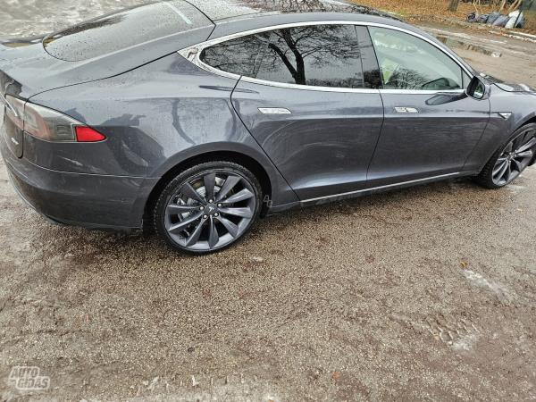 Tesla Model S 2015 in Silute, with an engine capacity of 0.00 L and mileage of 201 thousand km for 18000 €, photo 3 on AUTOMOTO.COM.LV