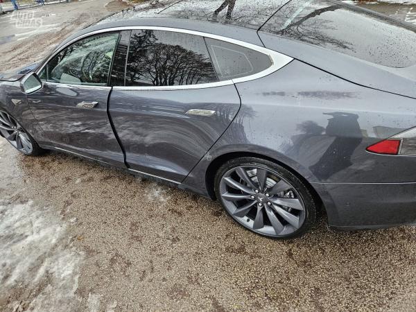 Tesla Model S 2015 in Silute, with an engine capacity of 0.00 L and mileage of 201 thousand km for 18000 €, photo 4 on AUTOMOTO.COM.LV