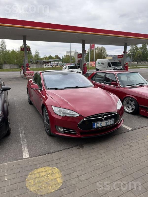 Sarkans Tesla Model S 2014 Rīga, ar dzinēja tilpumu 0.00 L un nobraukumu 330 tūkst. km par 12890 €, foto 2 vietnē AUTOMOTO.COM.LV