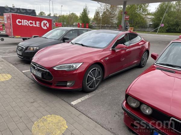 Sarkans Tesla Model S 2014 Rīga, ar dzinēja tilpumu 0.00 L un nobraukumu 330 tūkst. km par 12890 €, foto 3 vietnē AUTOMOTO.COM.LV