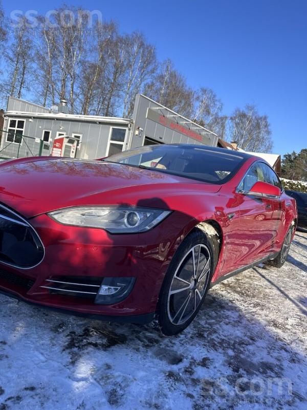 Sarkans Tesla Model S 2014 Rīga, ar dzinēja tilpumu 0.00 L un nobraukumu 330 tūkst. km par 12890 €, foto 4 vietnē AUTOMOTO.COM.LV