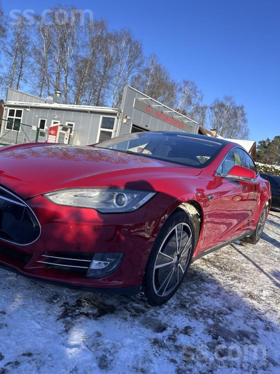 Red Tesla Model S 2014 in Riga, with an engine capacity of 0.00 L and mileage of 330 thousand km for 12890 €, photo 5 on AUTOMOTO.COM.LV