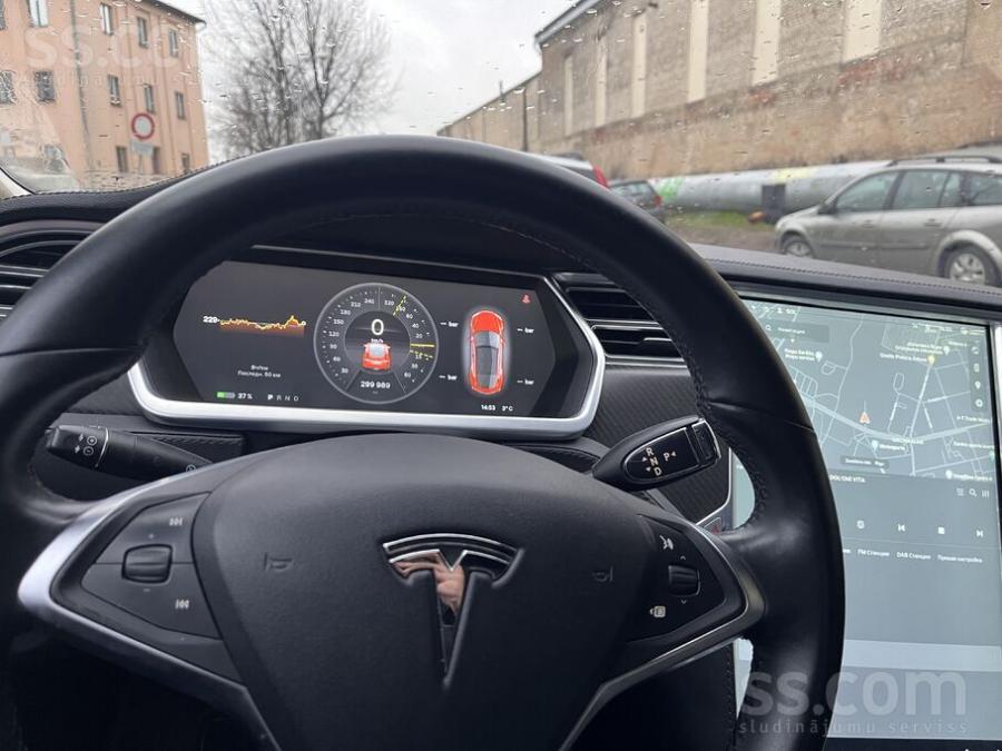 Red Tesla Model S 2014 in Riga, with an engine capacity of 0.00 L and mileage of 330 thousand km for 12890 €, photo 8 on AUTOMOTO.COM.LV