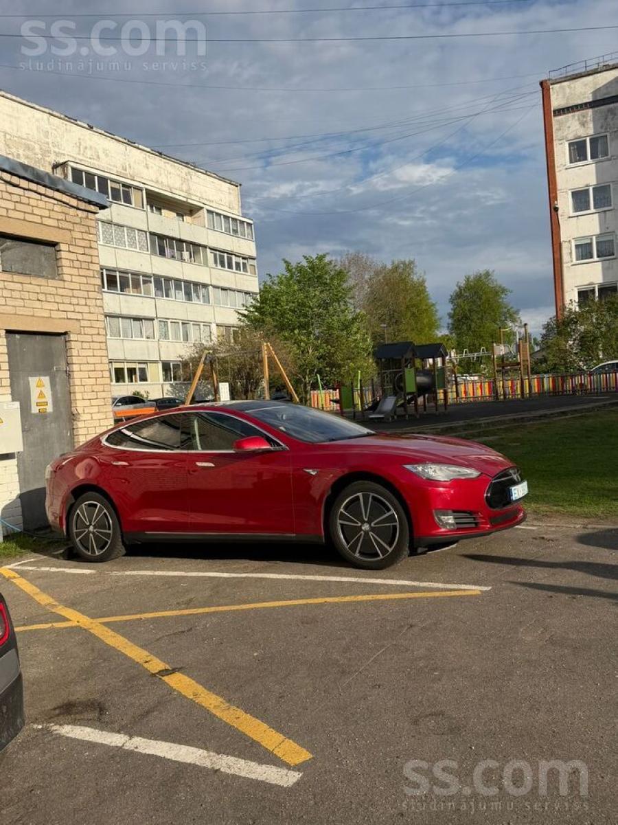 Red Tesla Model S 2014 in Riga, with an engine capacity of 0.00 L and mileage of 330 thousand km for 12890 €, photo 11 on AUTOMOTO.COM.LV