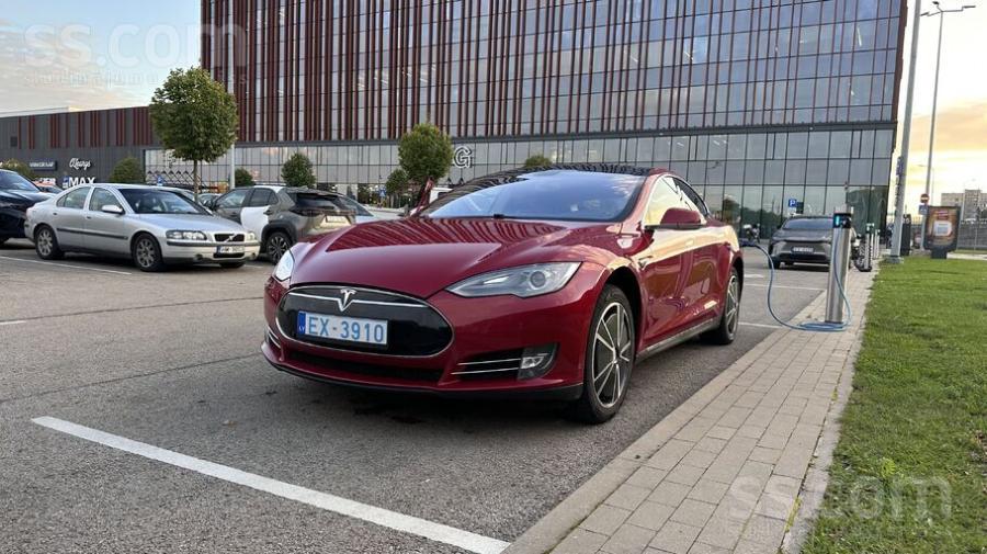 Red Tesla Model S 2014 in Riga, with an engine capacity of 0.00 L and mileage of 336 thousand km for 13450 €, photo 3 on AUTOMOTO.COM.LV