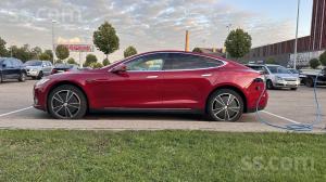 Red Tesla Model S 2014 in Riga, with an engine capacity of 0.00 L and mileage of 336 thousand km for 13450 €, photo 4 on AUTOMOTO.COM.LV