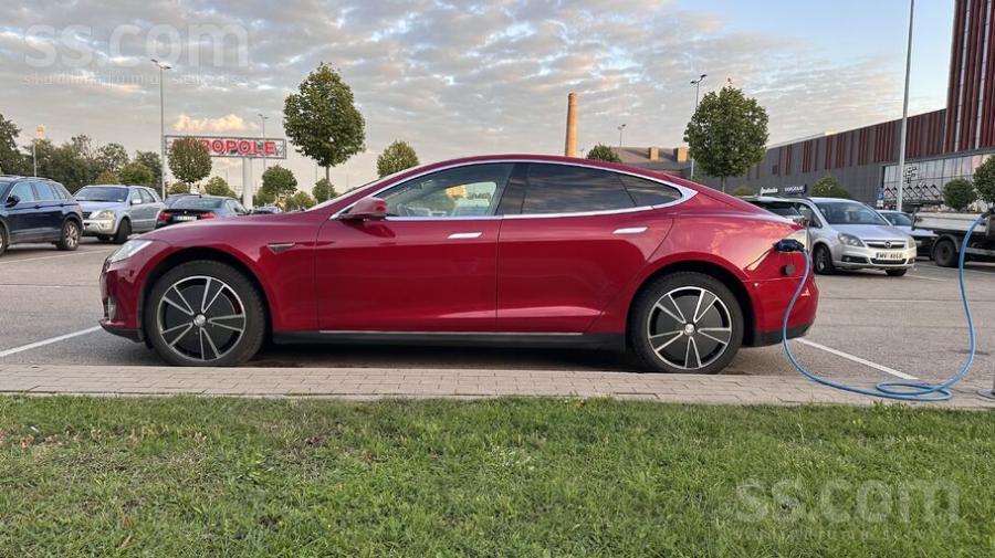 Red Tesla Model S 2014 in Riga, with an engine capacity of 0.00 L and mileage of 336 thousand km for 13450 €, photo 4 on AUTOMOTO.COM.LV