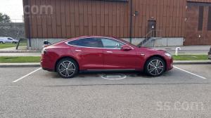 Red Tesla Model S 2014 in Riga, with an engine capacity of 0.00 L and mileage of 336 thousand km for 13450 €, photo 5 on AUTOMOTO.COM.LV
